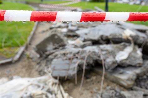 혁신 보행자를 멈추기 위한 경고 또는 차단 테이프 빨간색과 흰색 선의 배리어 로우 테이프는 통과를 금지합니다 가을에 대한 스톡 사진 및 기타 이미지 Istock