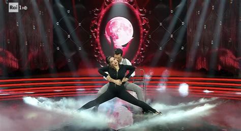 Wanda Nara Super Sensuale A Ballando Quasi Bacio Sul Palco Con Pasquale