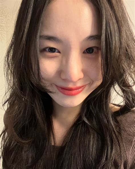 성예빈 🎄트리까지 완성🎄 생각보다 가지 모양 잡는 게 어렵더라고요ㅎㅎ😙 맨 뒤에 동생이 그린 도안 있음 프로필 화보 얼스타그램 컨셉