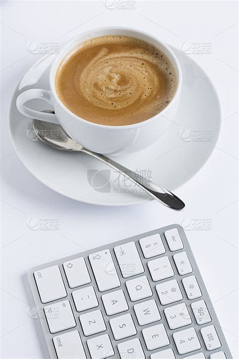 一杯咖啡白色的杯子白色的盘子
