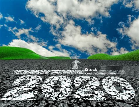 2020 새해 시작 도로 아스팔트 하늘 구름 교통 배경 3d 렌더링 2019년에 대한 스톡 사진 및 기타 이미지 2019년 2020년 3차원 형태 Istock