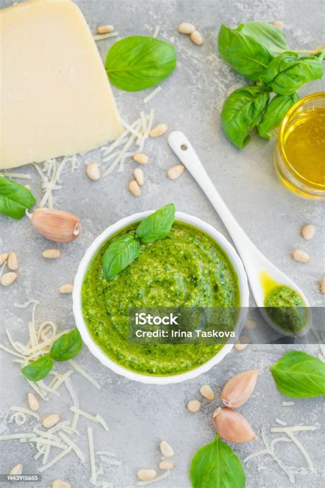 회색 콘크리트 배경에 요리하기 위한 재료가 있는 흰색 그릇에 담긴 전통적인 이탈리아 바질 페스토 소스 공간을 복사합니다 0명에 대한 스톡 사진 및 기타 이미지 Istock