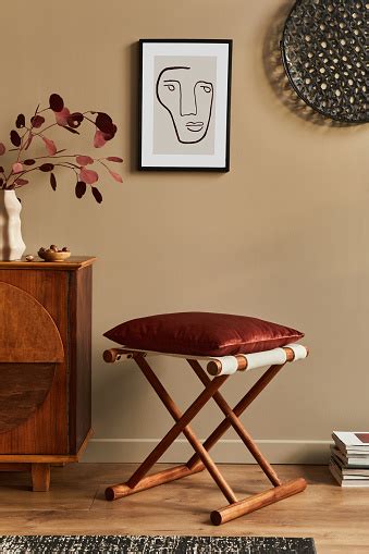 디자인 나무 Commode 의자 꽃병에 말린 꽃 독특한 장식 카펫 모의 포스터 프레임과 우아한 개인 액세서리와 세련된 인테리어 고전적인 집에 있는 현대적인 거실 거실에 대한