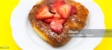 퍼프 페이스트리 롤 또는 롤 신선한 딸기와 케이크 노란 배경에 맛있는 과자 유혹과 디저트 미니멀리즘 독창적이고 창의적인 이미지 아름다운 음식 벽지 0명에 대한 스톡 사진 및