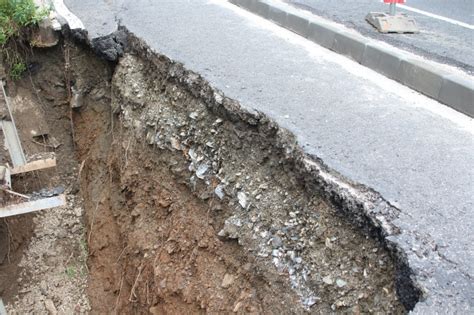 Пропадна пътното платно в прохода Шипка снимки