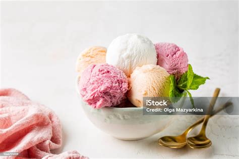 그릇에 담긴 과일과 딸기 아이스크림 레몬 딸기 복숭아 맛 스쿱 신선한 민트가 든 공 흰색 배경입니다 보울에 대한 스톡 사진 및 기타 이미지 Istock