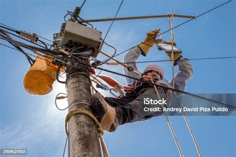 전기 기술자는 모든 산업 안전 요소를 사용하여 공공 조명에 대한 유지 보수를 수행합니다 송전선에 대한 스톡 사진 및 기타 이미지 송전선 전기 연료 및 전력 생산 유지