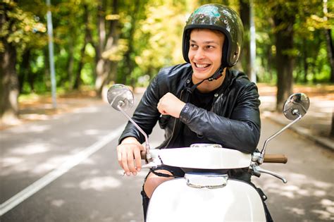 잘생긴 남자 여름 날에 도시의 거리에는 스쿠터를 타고 행복의 근접 촬영 초상화 웃 빈티지 스쿠터에 젊은 남성 남자에 대한 스톡 사진 및 기타 이미지 Istock