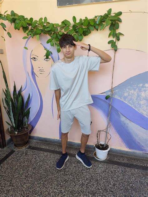 Професионална гимназия по моден дизайн гр Велико Търново Added A New Професионална