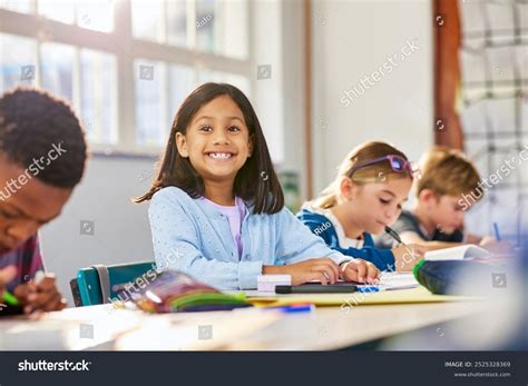 흥분된 귀여운 작은 인도 소녀의 초상화는 스톡 사진 2525328369 Shutterstock
