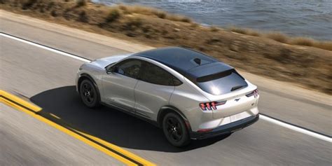 Whats The Difference Between The Speedometer And Tachometer In A Car