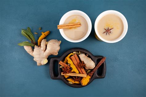 인기 있는 인도 음료 카라크 차 또는 마살라 차이 우유 다양한 향신료와 향신료를 첨가하여 준비했습니다 상단 보기 파란색 배경 복사 공간 Tandoori에 대한 스톡 사진 및