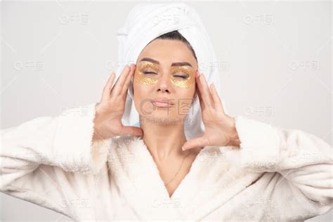 白色高清图片 年轻漂亮的女孩，头上戴着毛巾，穿着白色长袍，眼睛下面有补丁 产品实拍免费下载 格式 编号50763003 千图网