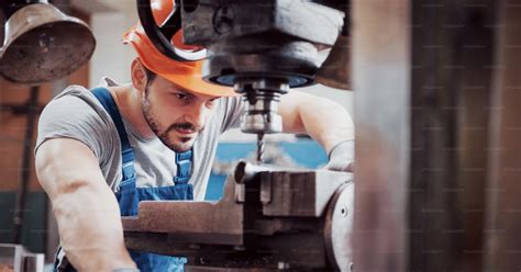 대형 폐기물 재활용 공장에서 안전모를 쓴 젊은 노동자의 초상화 엔지니어는 기계 및 기타 장비의 작업을 모니터링합니다 사진 Unsplash의 산업 이미지