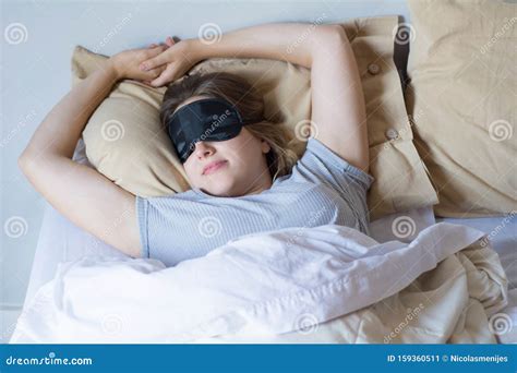 Jovem Acordando Imagem De Stock Imagem De Pessoa Conforto 159360511