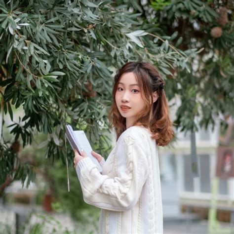 最近又在毕业季了国内读大学的时候和其中一个室友关系还不错那时候已经在准备申请出国但是因为不知道结果如何也没有和别人讲怕万一申不到很丢人后面收到录取offer发朋友圈了之后被她大骂说我不