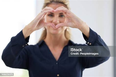 직장인의 초상화 심장 모양의 손 직장에서의 직원 만족도 행복한 직원 및 회사 연대 전문 비즈니스 여성 사랑의 상징 및 기업 업무 약속 25 29세에 대한 스톡 사진 및 기타