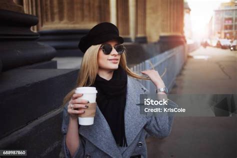 가 세련 된 모자와 회색 코트에 여자 엉덩이 젊고 매력적인 금발 커피와 도시 주변 산책 거리에 대한 스톡 사진 및 기타 이미지 거리 검은색 경영자 Istock