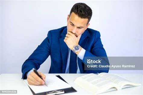 잘생긴 사업가 경제학자 변호사 매니저 전무이사가 사무실 책상에서 재무 데이터 문서를 확인하고 있다 감독에 대한 스톡 사진 및 기타 이미지 Istock