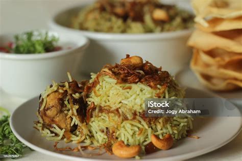 그린 비리야니 끓는 바스마티 라이스와 녹색 고수 처트니 페이스트와 향신료를 곁들인 다음 커리 치킨과 캐러멜화 양파를 겹쳐 서 두어 만들어집니다 0명에 대한 스톡 사진 및