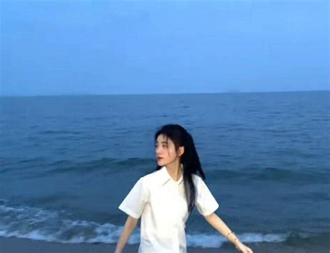 鞠婧祎海边散步拍视频时突然脱掉衬衣看到后背 瞬间脱粉 搜狐大视野 搜狐新闻