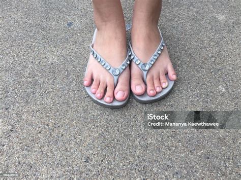 뷰티와 패션 라이프 스타일 컨셉 도로 거리 배경 상단보기에 패션 실버 신발발의 셀카 위에서 본 여자의 발과 다리 도시에 서 샌들