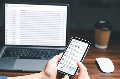 스마트폰으로 이메일을 읽는 사람 이메일 마케팅 개념 새 메시지 받기 메시지 온라인 채팅 소셜 텍스트 사무실 배경에 가상 우편