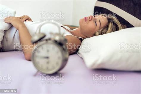 아침에 침대에 알람 시계를 가진 젊은 여자 침대에서 자고 있는 아름다운 젊은 여자 선택적 초점 20 24세에 대한 스톡 사진 및 기타 이미지 Istock