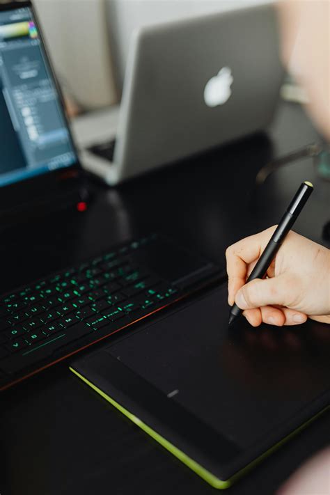 실내 가젯 검은색 그래픽 디자이너 그래픽 디자인 금융 기기 기술 기술 설정 노트북 디자이너 디자이너 작업 공간 디자인 디지털 도구 디지털 도면