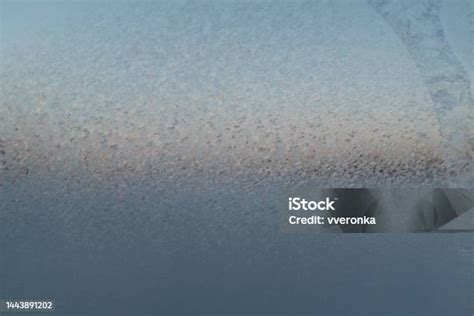 겨울날에 그려진 서리 패턴 출판 디자인 포스터 달력 게시물 화면 보호기 벽지 카드 배너 표지 웹 사이트에 대 한 창 유리에 얼음 결정에서 배경 0명에 대한 스톡 사진 및