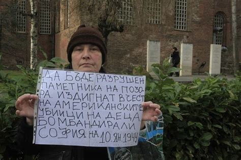 Едни защитават Съветската армия пред общината други пред паметника Снимки