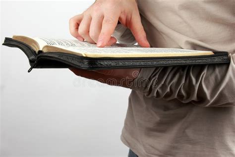 Человек держит в его руках открытую книгу Стоковое Изображение