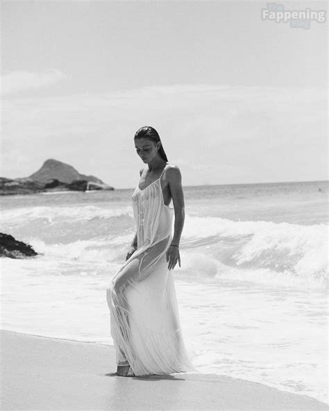 Cintia Dicker Flashes Her Nude Tits On The Beach Fappening🍆💦