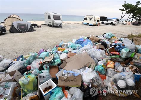 추억 대신 남긴 건 쓰레기 더미 연합뉴스