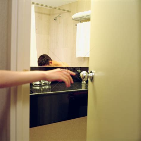 화장실 문을 여는 사람 사진 무료 다운로드 Lovepik