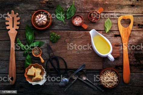 수 제 파스타 소스 바 질 파 르 메 산 치즈 마늘 올리브 오일 잣 후추의 열매와 히말라야에 대 한 재료 평면 레이와 초라한 나무 배경에 소금 고급 요리에 대한 스톡 사진