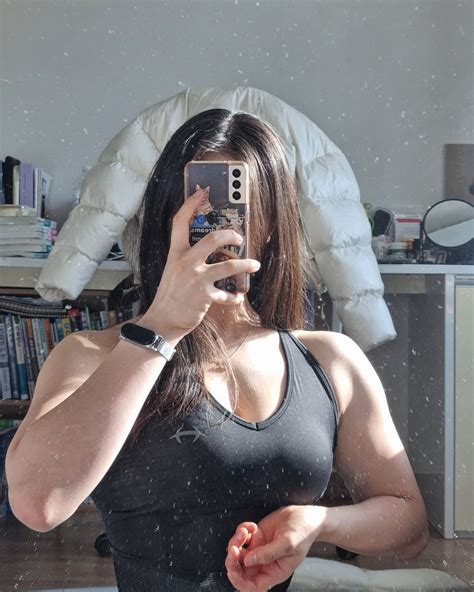 헬린이하린이 오늘은 하체 복근 1시간 30분 하또하 중량보다는 자극위주로 조져보았따 운동하면서 힙합을 들으면 신나👀 🖤 착용제품 Hdex