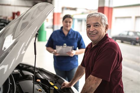 자동차 자동차 수리에 자신의 자동차와 만족 고객의 초상화 2명에 대한 스톡 사진 및 기타 이미지 2명 60 69세 기계공 Istock