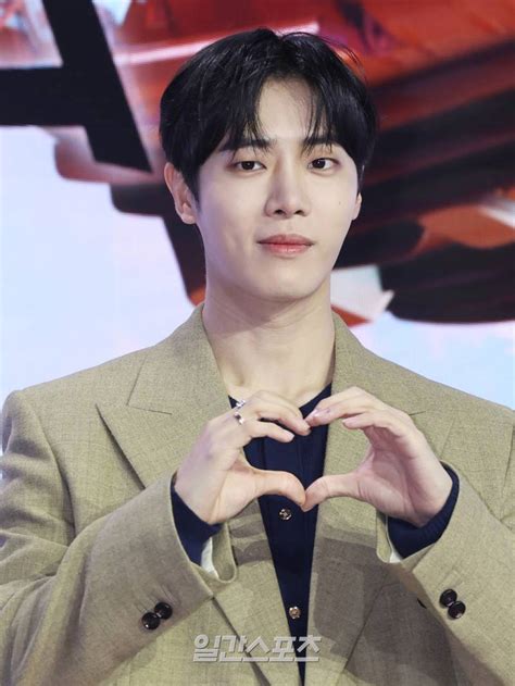 [포토] 추영우 시크한 하트 발사