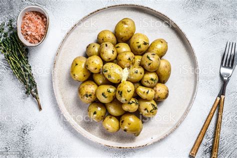 백리향을 곁들인 젊은 신선한 수제 삶은 감자 흰색 배경입니다 위쪽 보기 감자 요리에 대한 스톡 사진 및 기타 이미지 감자 요리 딜 허브 버터 Istock