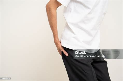 남자는 복통과 위염이있었습니다 그는 뱃속에 손을 얹고 긴장을 풀고 진정시키기 위해 화장실에 가서 똥을 싸야합니다 격리 된 흰색 배경에서 촬영했습니다 가정의 방에 대한 스톡