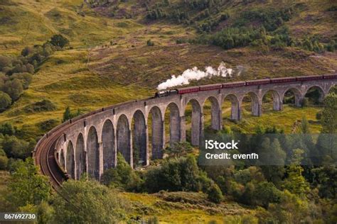 Glenfinnan 육교 Glenfinnan 인버네스 샤이 어 스코틀랜드에서에서 웨스트 하이랜드 라인에 철도 육교입니다 기차에