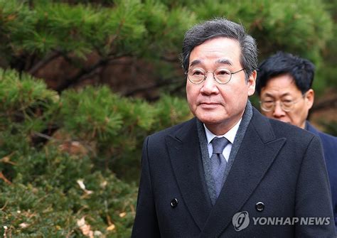 김대중 전 대통령 묘소 참배 마친 이낙연 연합뉴스