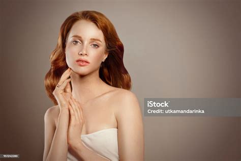 손과 길고 반짝 곱슬 머리와 갈색 머리 여자 소녀 곱슬 헤어스타일 자연 초상화와 아름 다운 모델입니다 브라운에 고립 갈색에 대한 스톡 사진 및 기타 이미지 Istock