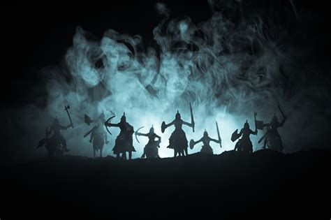 기병대와 보병 중세 전투 장면입니다 별도 개체로 인물의 실루엣 어두운 톤 안개 배경에 전사 사이 싸움 밤 장면입니다 The Crusades에 대한 스톡 사진 및 기타 이미지