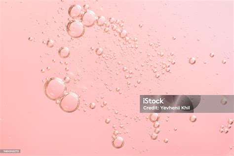 물 거품이 있는 페이셜 세럼 오일 표면 추상 화장품 액체 분홍색 배경은 화장품의 광고 및 프레젠테이션을 위한 것입니다 분홍에 대한 스톡 사진 및 기타 이미지 Istock