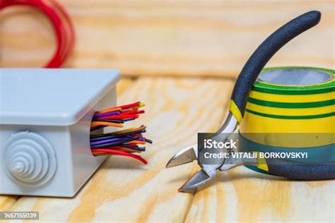 Kotak Sambungan Listrik Dengan Kabel Dan Kawat Alat Yang Digunakan Dalam Proses Instalasi