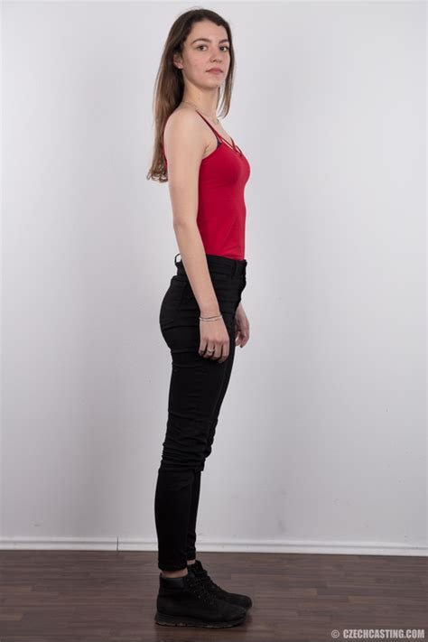 Великолепный подросток Пандора раздевается и улыбается на кастинге
