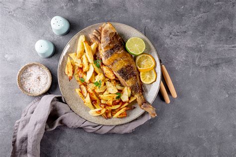 접시에 감자와 회색 배경 상단보기와 구운 농어 또는 링고어 물고기 텍스트 에 대한 공간을 복사 감자 요리에 대한 스톡 사진 및 기타 이미지 Istock