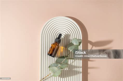 흰색 세라믹 플레이트에 누워있는 갈색 점적기 병에 얼굴 또는 머리카락 혈청 또는 에센셜 오일 제품 마케팅 화장품 모형 0명에 대한 스톡 사진 및 기타 이미지 Istock